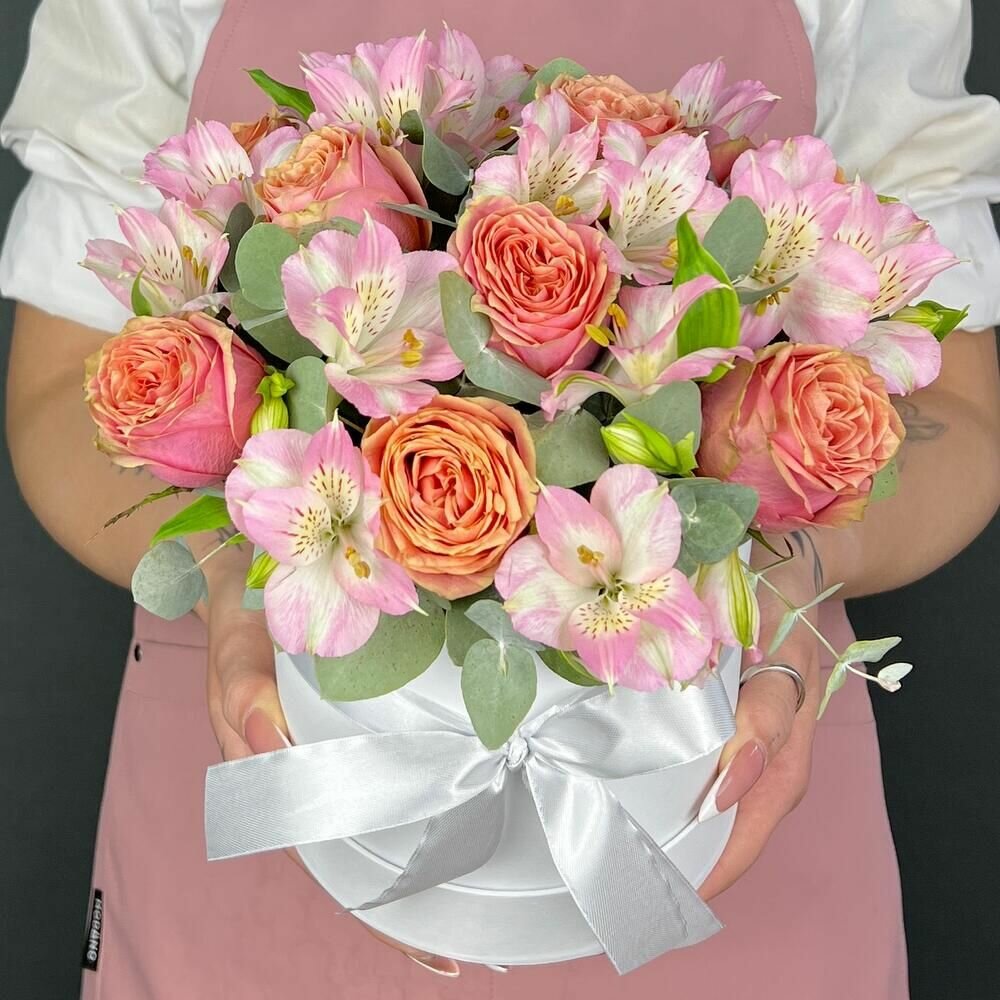 Цветы в коробке. Коралловые пионовидные Розы и розовая Альстромерия