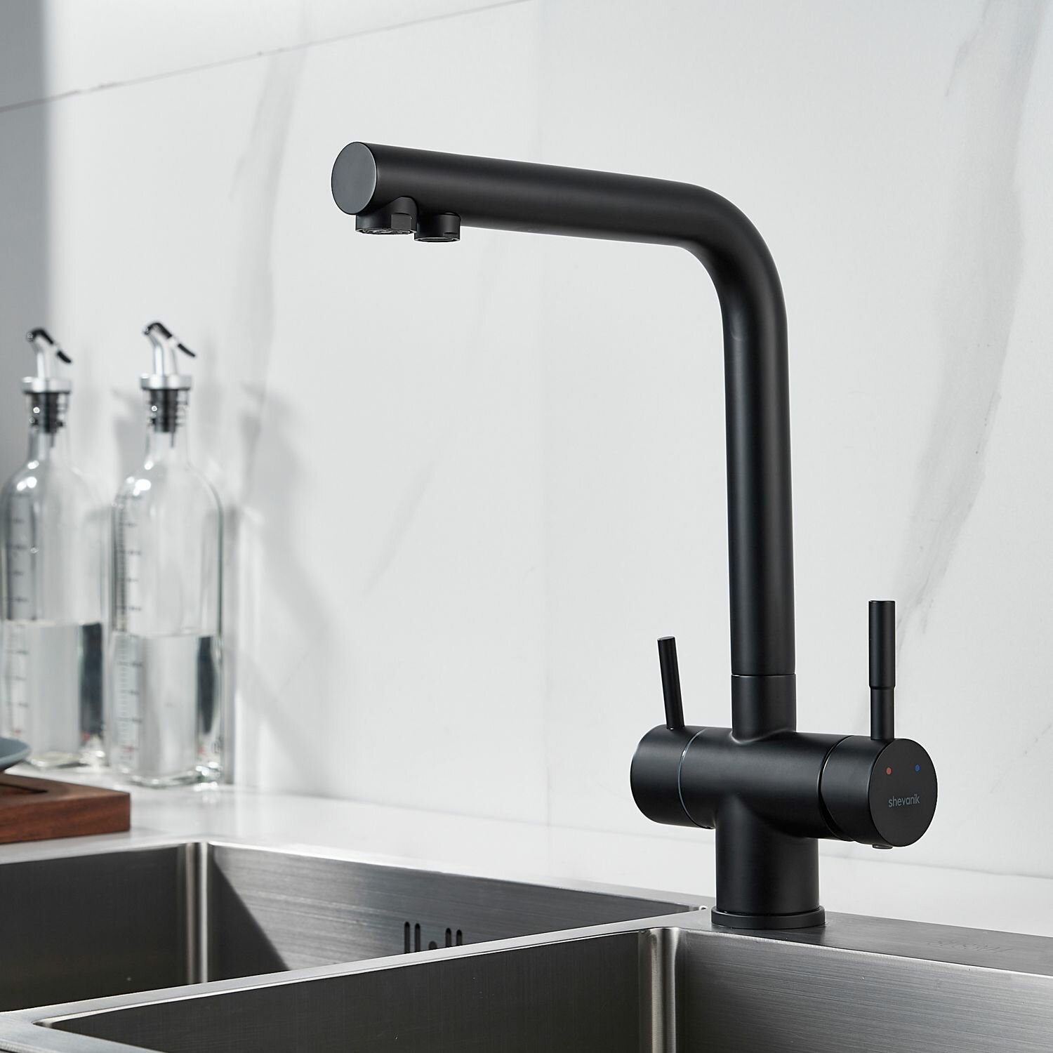 Смеситель для кухни Shevanik с поворотным изливом, с возможностью установки фильтра питьевой воды, черный