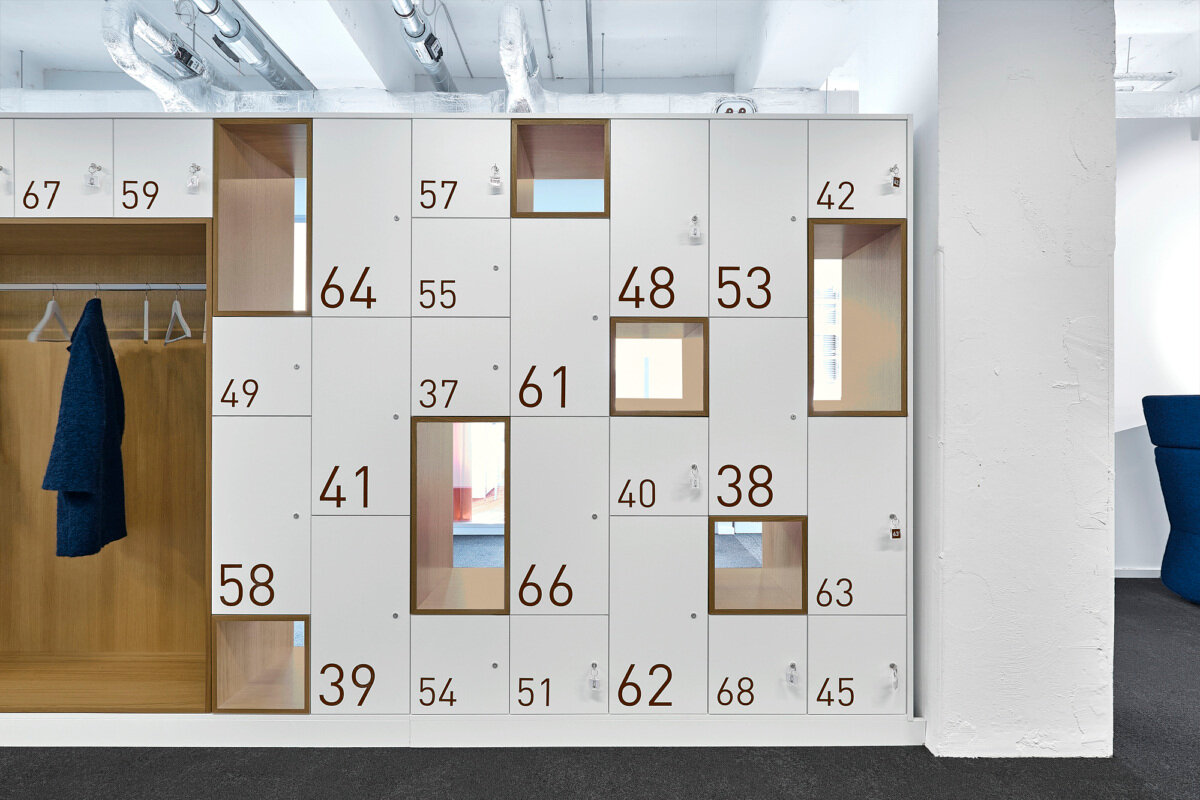 Шкаф-перегородка с ячейками и нишами для хранения