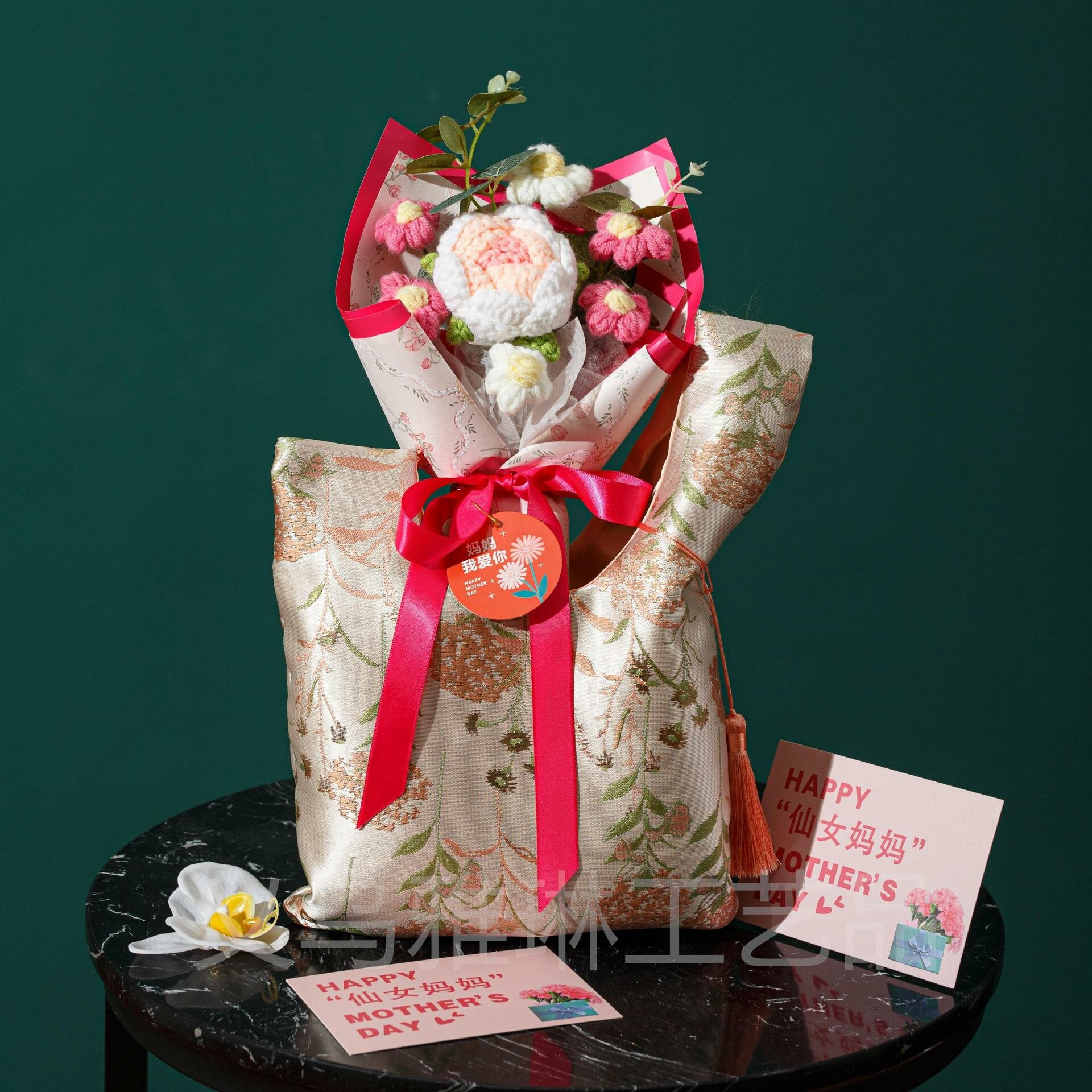 Подарите маме вязаные цветы из шерсти, розы, цветы ручной работы, искусственные цветы, ручные подарочные пакеты на День матери, праздничные сувениры, небольшие букеты.