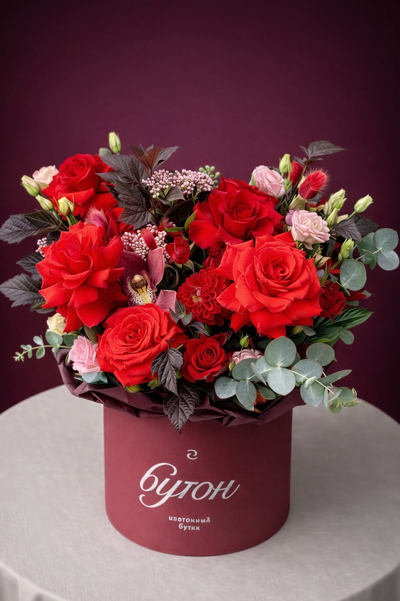 Композиция в коробке «Это Любовь», с орхидеей и французскими розами