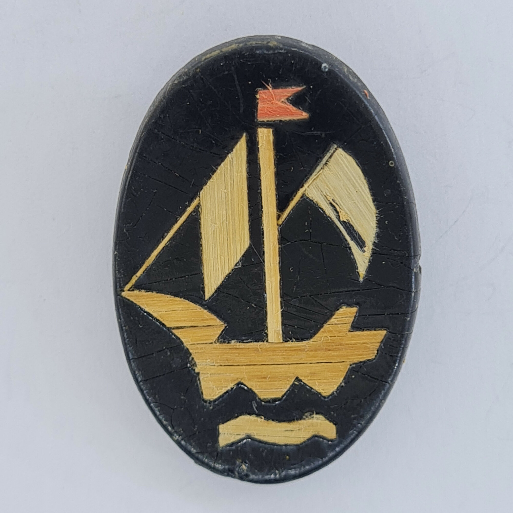 Значок СССР. Парусник, лодка и волны, морская тематика. Винтажный значек.