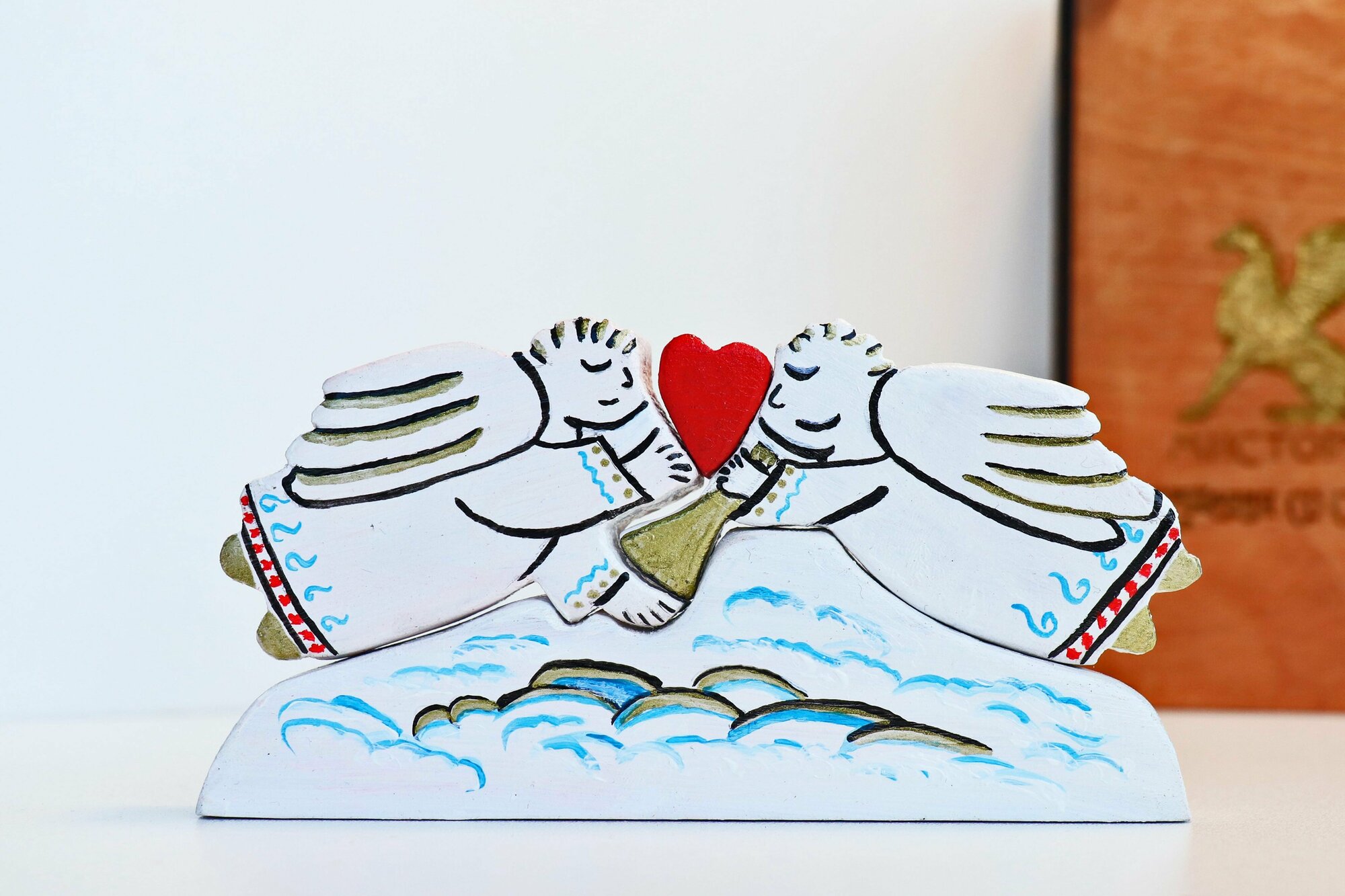 Фигурки ангелов из дерева интерьерные - с сердцем и подставкой, роспись