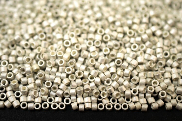 Бисер японский MIYUKI Delica цилиндр 11/0 DB-0551F покрытие серебро, матовый, 5 грамм