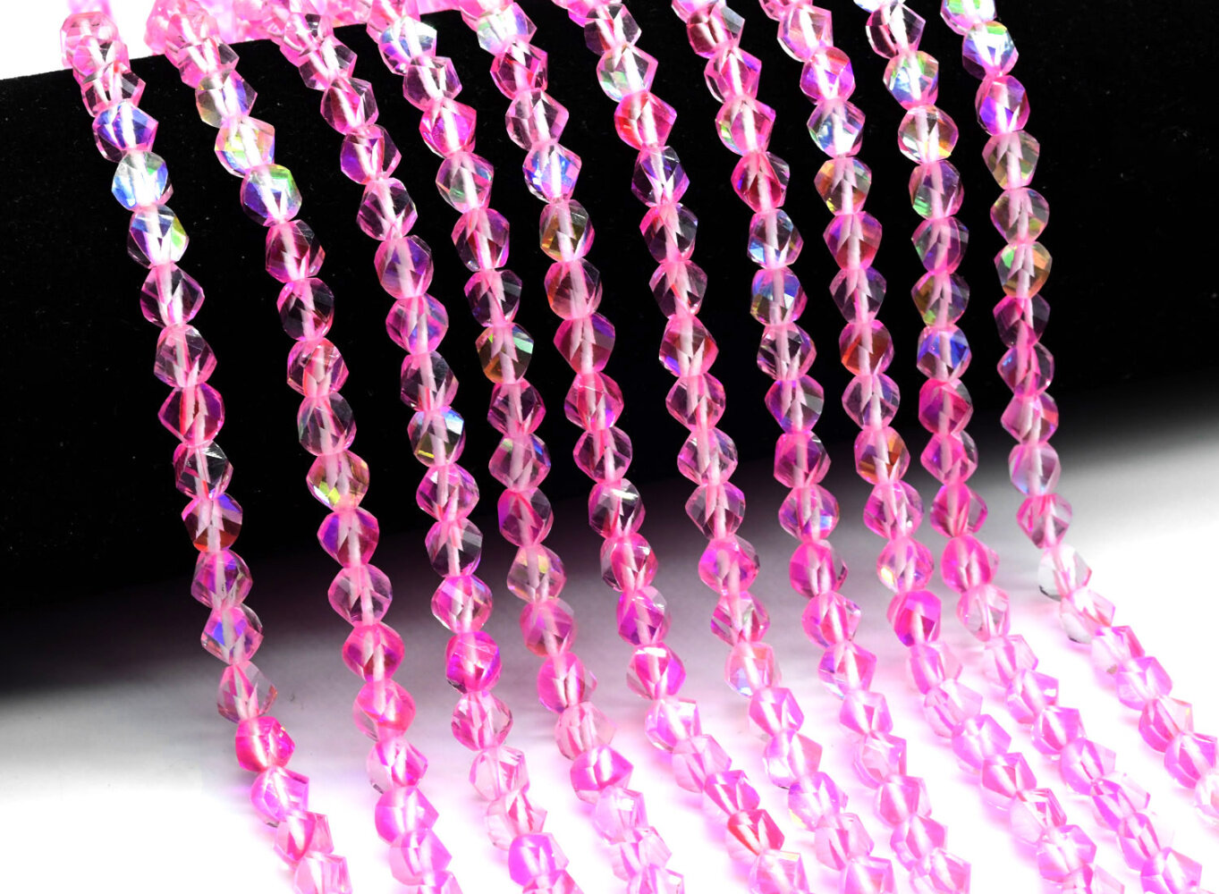 Опал синтетический бусины многогранник 5*5мм цв. фуксия, 36см, 65 бусин .