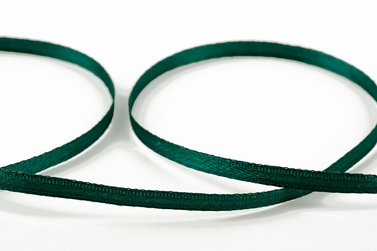 Лента атласная 3 мм (1/8 ") Gamma AL-3P двухстор. 91.4 м №107 т-зеленый