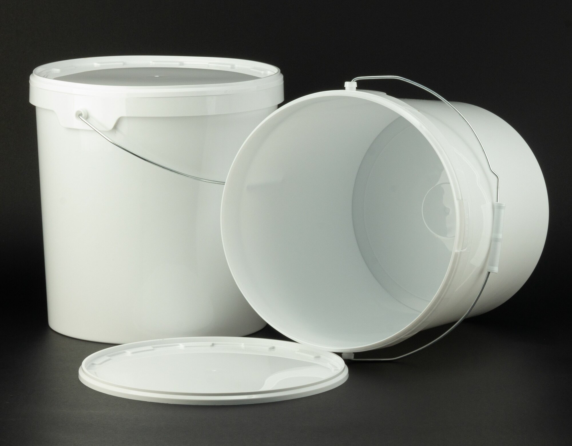 Ведерко с уплотненной крышкой 20л из ПП для хранения меда, солений, и других продуктов и жидкостей с металлической ручкой. Комплект из 2-х штук