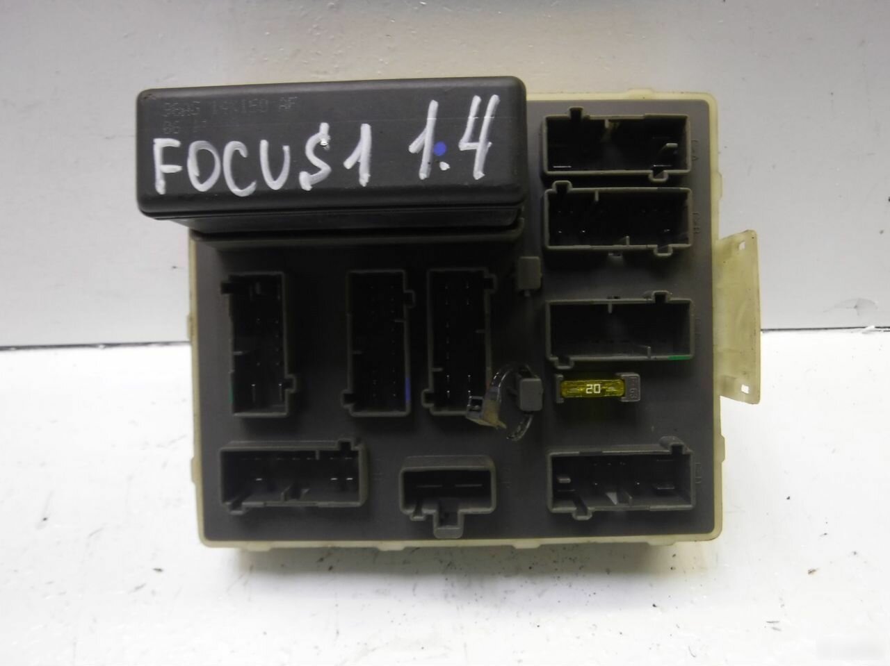 Блок предохранителей Ford Focus I (1998—2004) 2M5T14A073PD