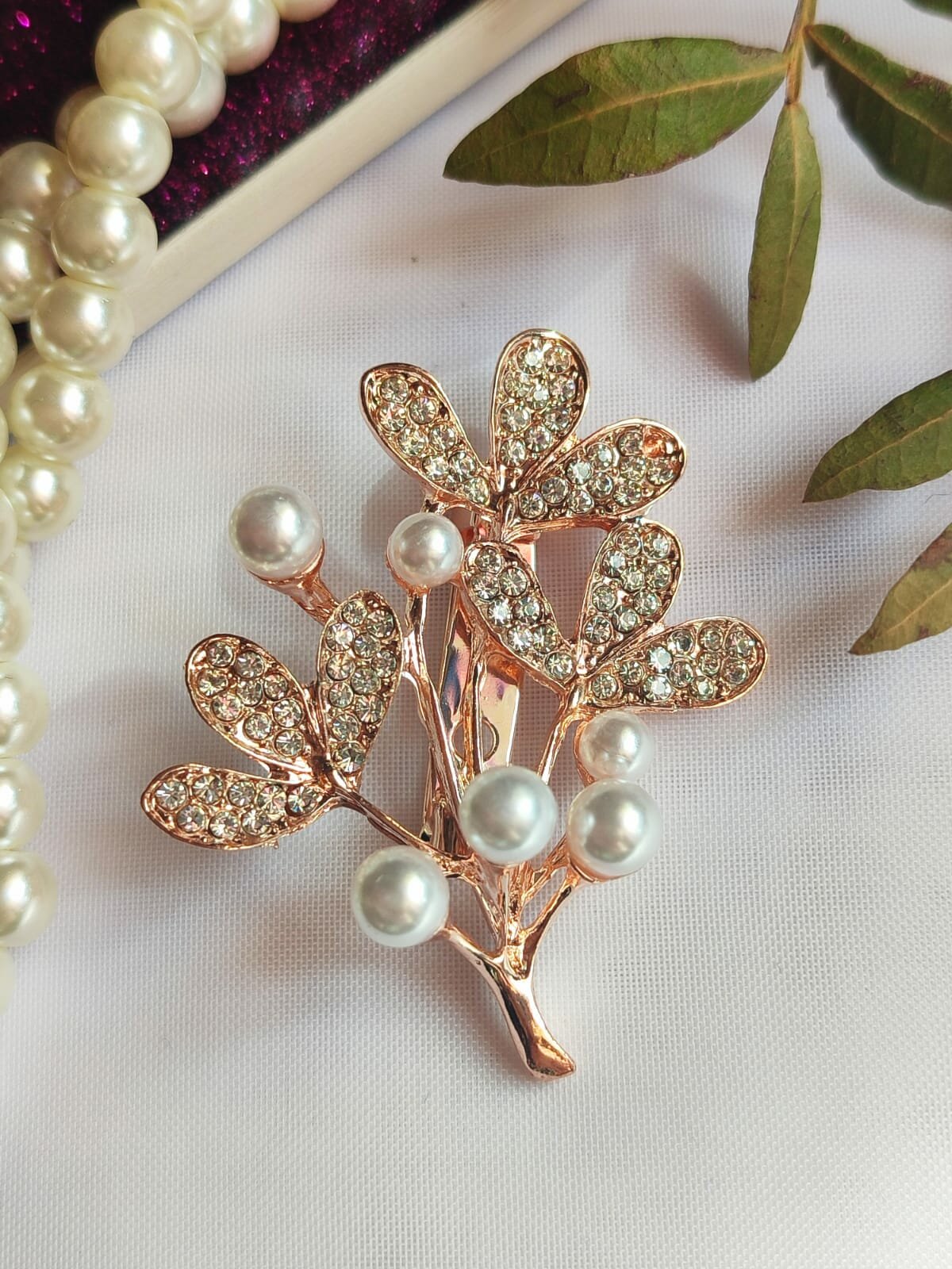 Брошь, стразы