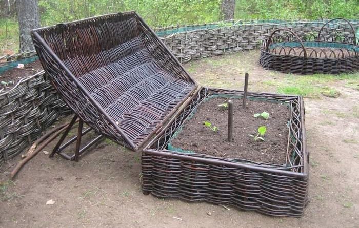 Заборчик для грядки из прутьев: фото, изображения и картинки