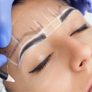 Lash&cosm (Komsomola Street No:1-3АЩ), kaş ve kirpik salonu  Saint‑Petersburg'dan