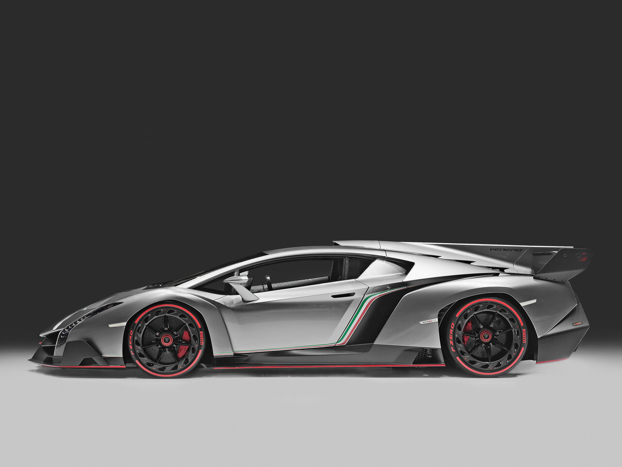 Сравнение Bugatti Bolide и Lamborghini Veneno по характеристикам ...