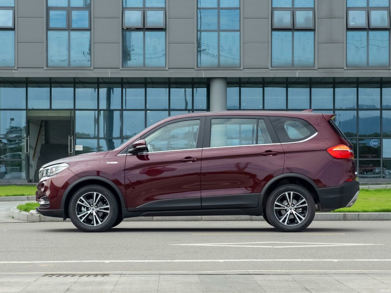 Сравнение Renault Grand Koleos и SWM X7 по характеристикам, стоимости покупки и обслуживания ...