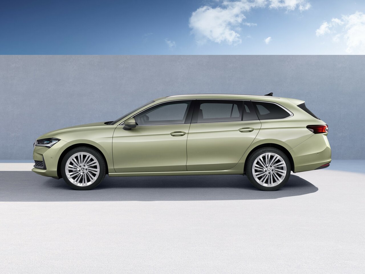 Сравнение Skoda Slavia и Skoda Superb по характеристикам, стоимости ...