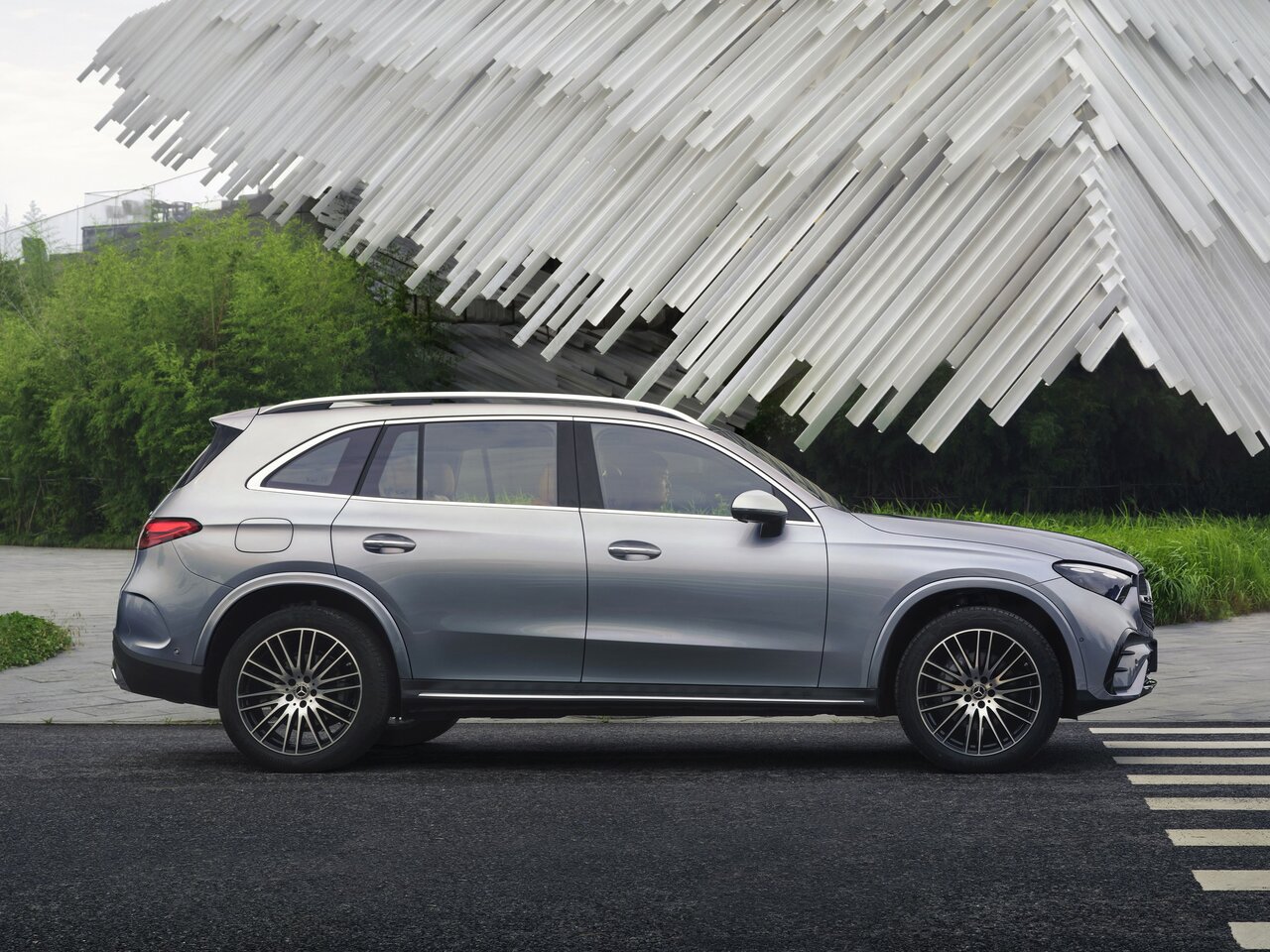 Сравнение Mercedes-Benz GLC 260 L и Toyota bZ3C по характеристикам ...