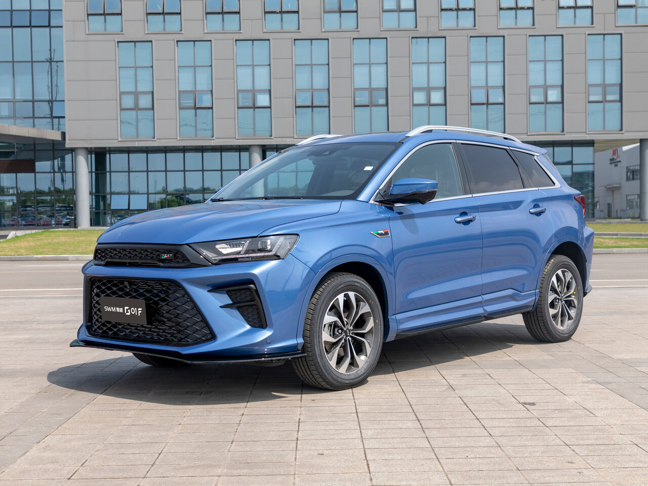 Сравнение Audi Q5 L и SWM G01F по характеристикам, стоимости покупки и ...