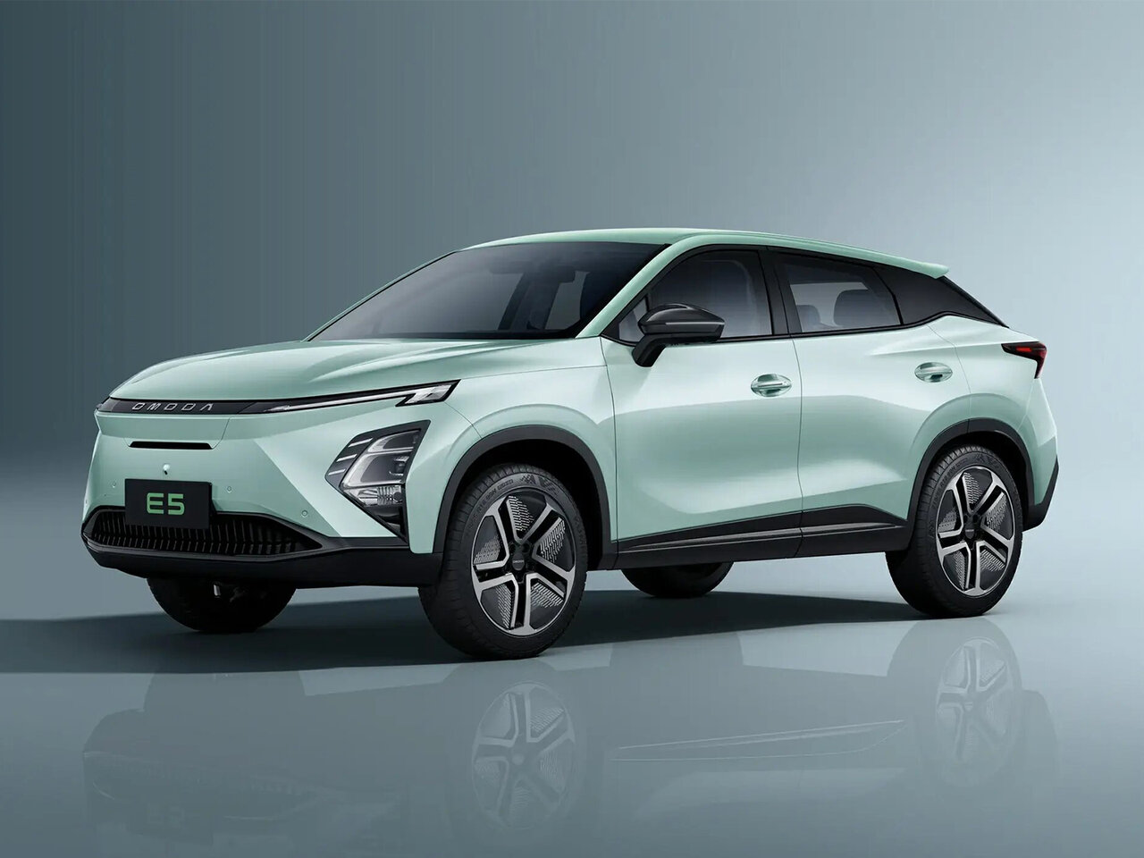 Сравнение Audi RS 5 performance edition и Omoda E5 по характеристикам, стоимости покупки и ...