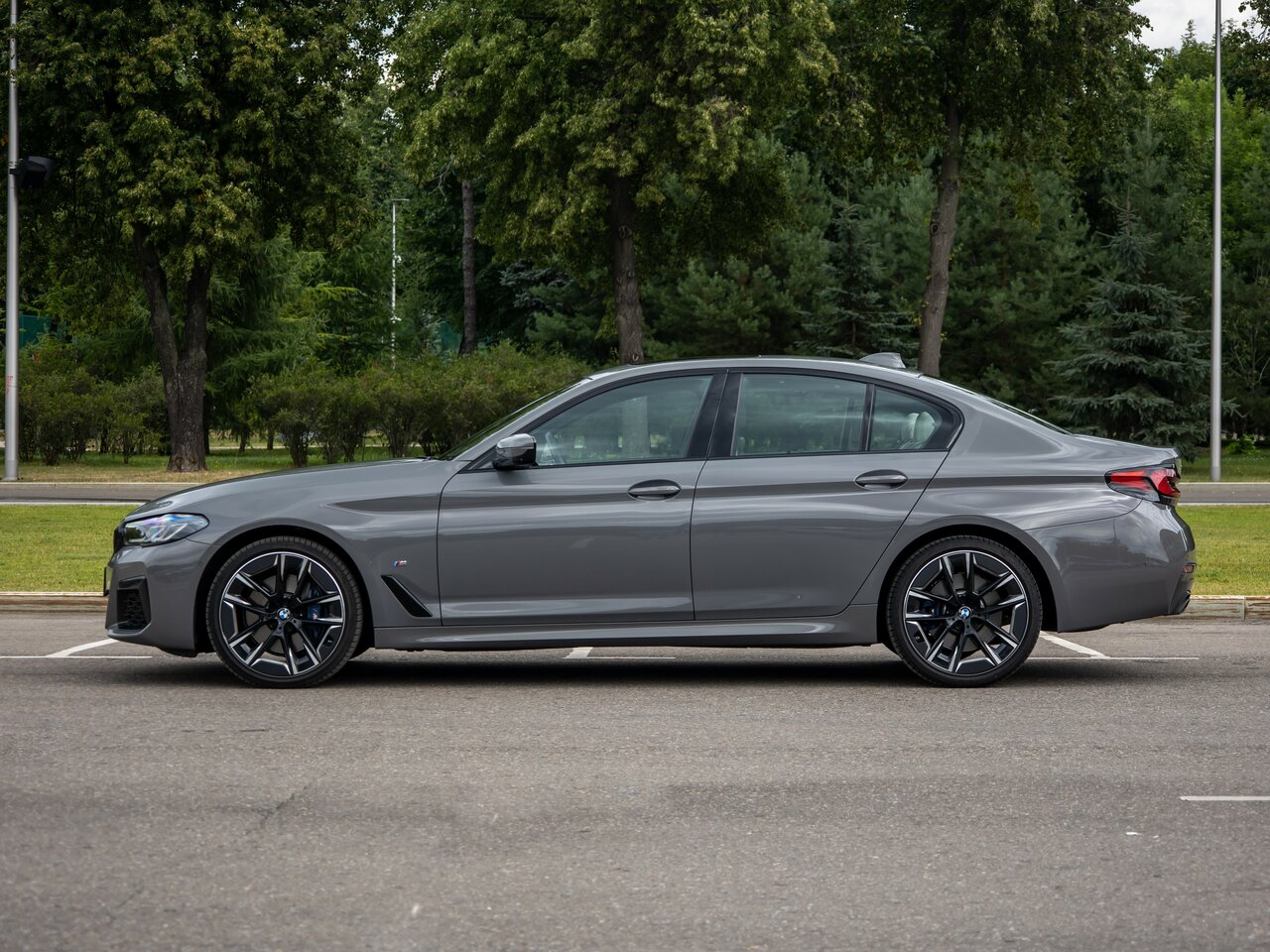 Сравнение Audi E и BMW 5 серии 545 по характеристикам, стоимости ...