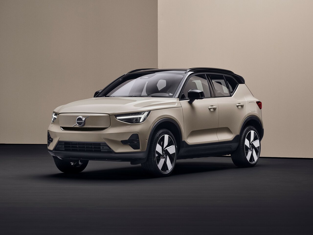 Сравнение Kia Syros и Volvo EX40 по характеристикам, стоимости покупки ...