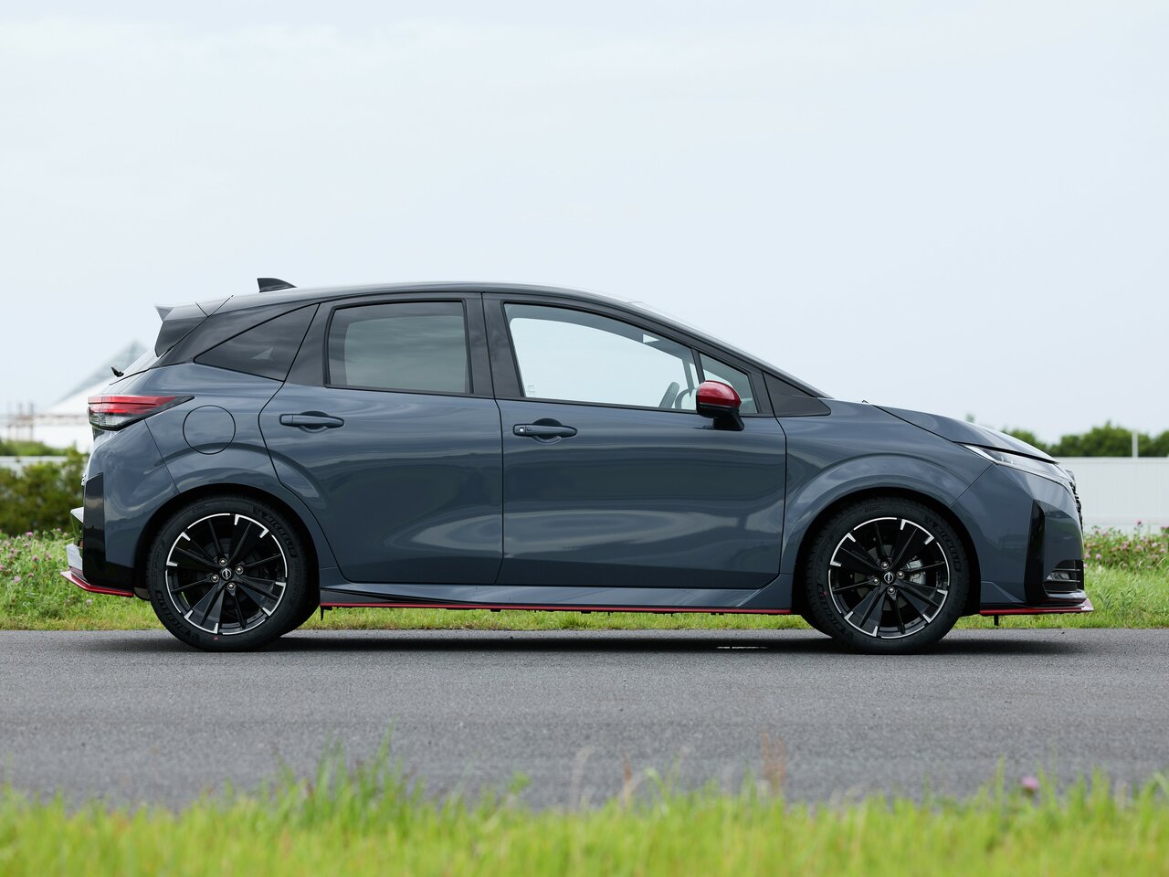 Сравнение Honda e:NP2 и Nissan Note Aura Nismo e-Power 4WD по ...