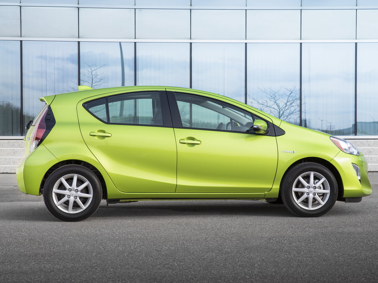 Сравнение OMODA C7 и Toyota Prius c по характеристикам, стоимости ...