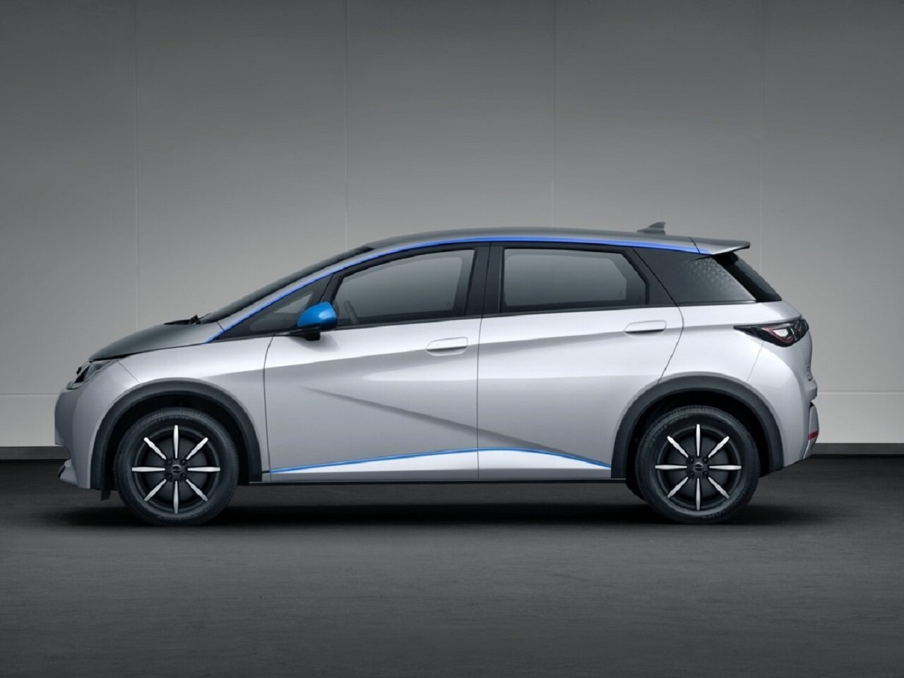 Сравнение BAIC Kenbo 600 и BYD Dolphin по характеристикам, стоимости ...