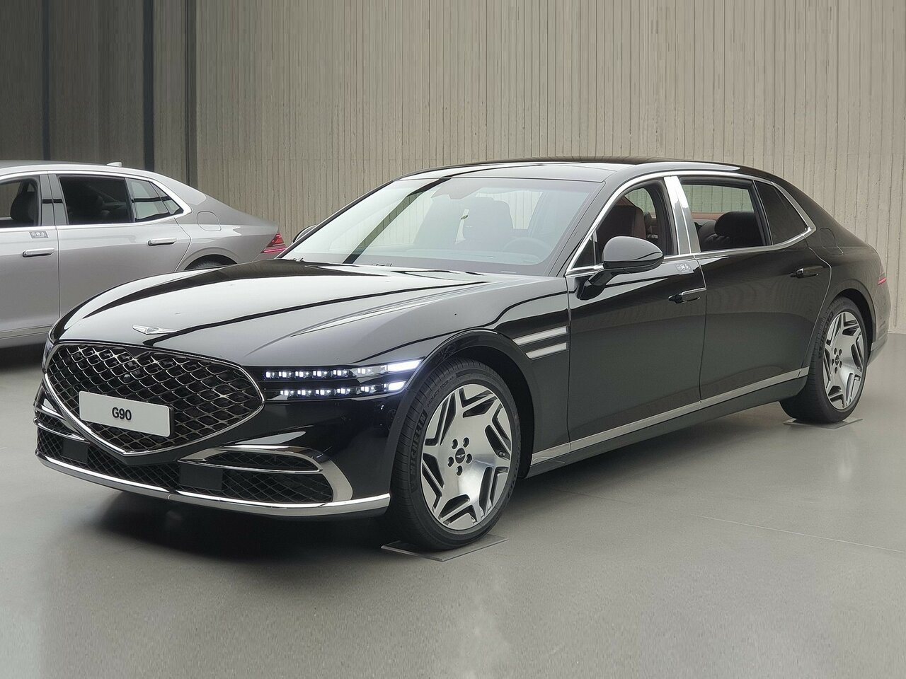 Сравнение Genesis G90 Limousine и Porsche Panamera Turbo E-Hybrid по характеристикам, стоимости ...