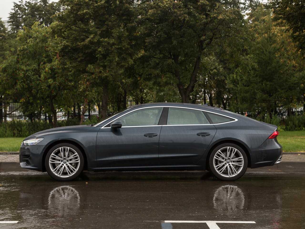 Сравнение Audi A7 и Volga C40 по характеристикам, стоимости покупки и ...