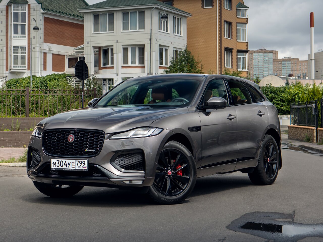 Сравнение Carbodies FX4 и Jaguar F-Pace SVR P575 по характеристикам, стоимости покупки и ...