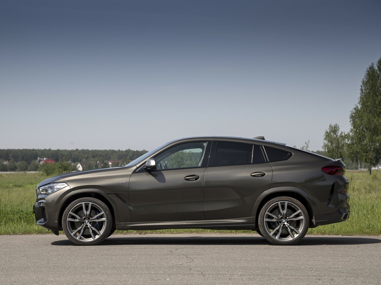 Сравнение Audi Q6 Sportback e-tron и BMW X6 M50i по характеристикам ...
