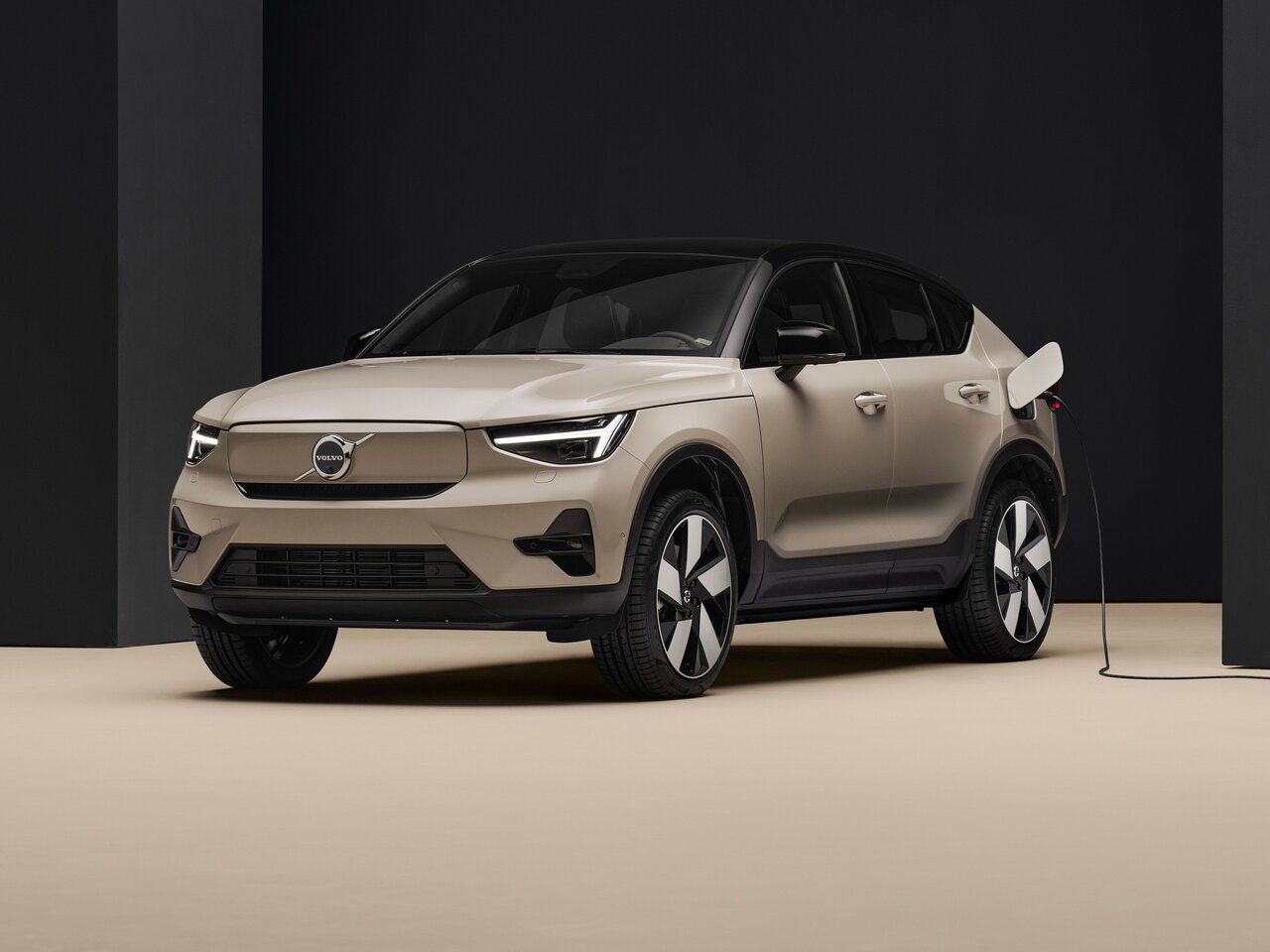 Сравнение Peugeot 408 E-408 и Volvo EC40 по характеристикам, стоимости ...