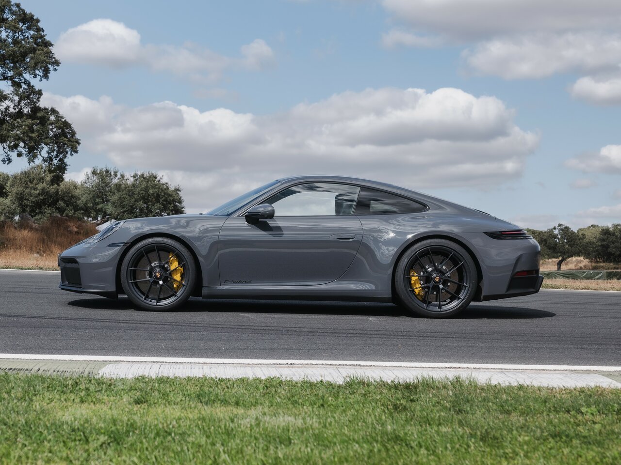 Сравнение Aston Martin Valhalla и Porsche 911 Carrera 4 GTS по характеристикам, стоимости ...