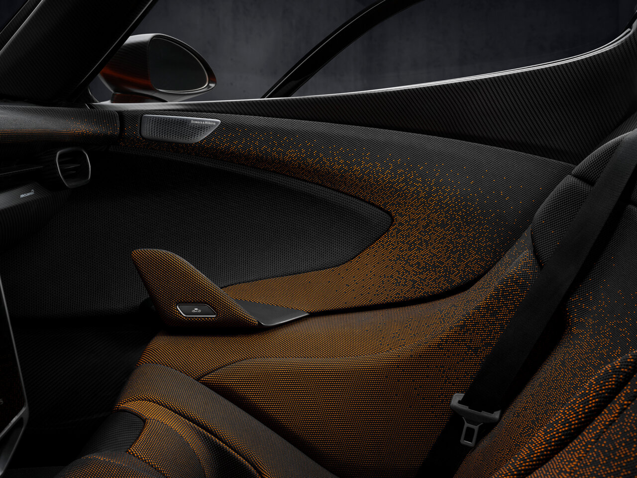 Сравнение Bugatti Tourbillon и McLaren W1 по характеристикам, стоимости ...