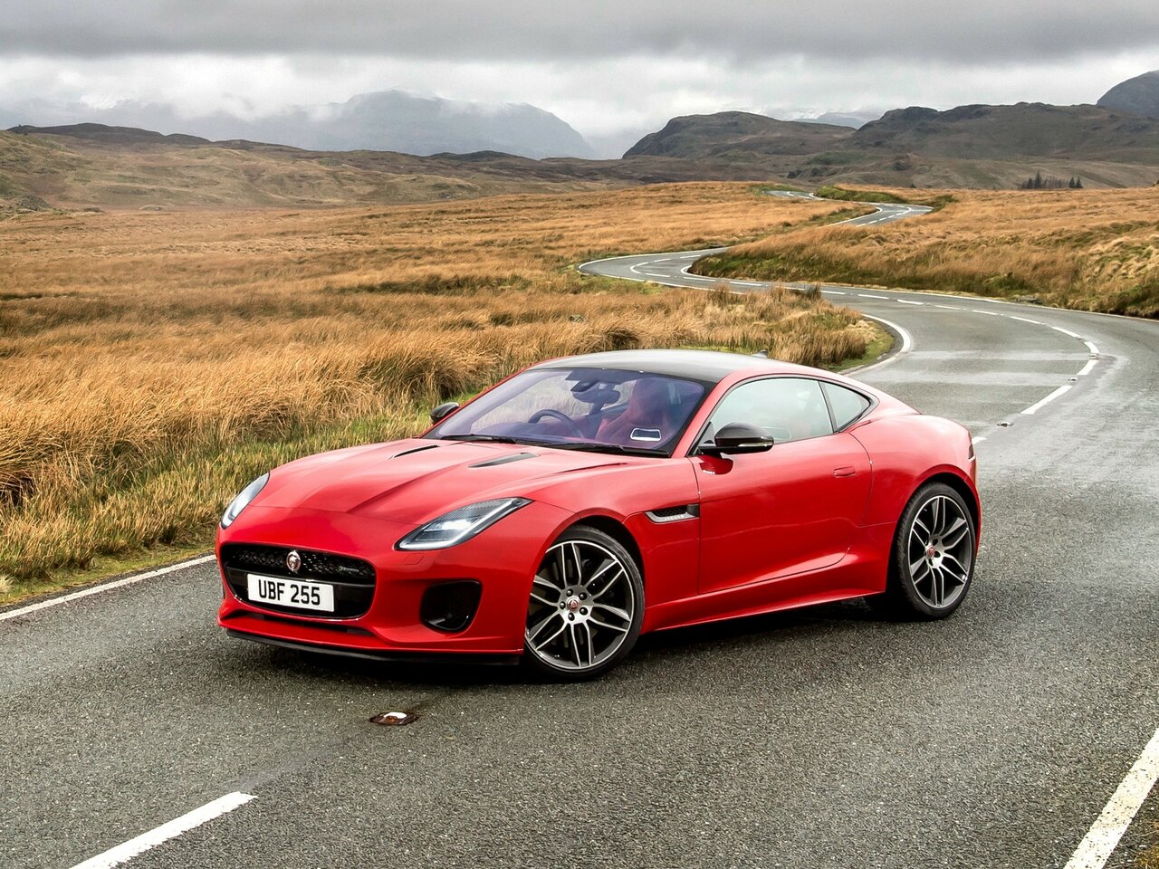 Сравнение Ferrari F80 и Jaguar F-Type SVR по характеристикам, стоимости покупки и обслуживания ...