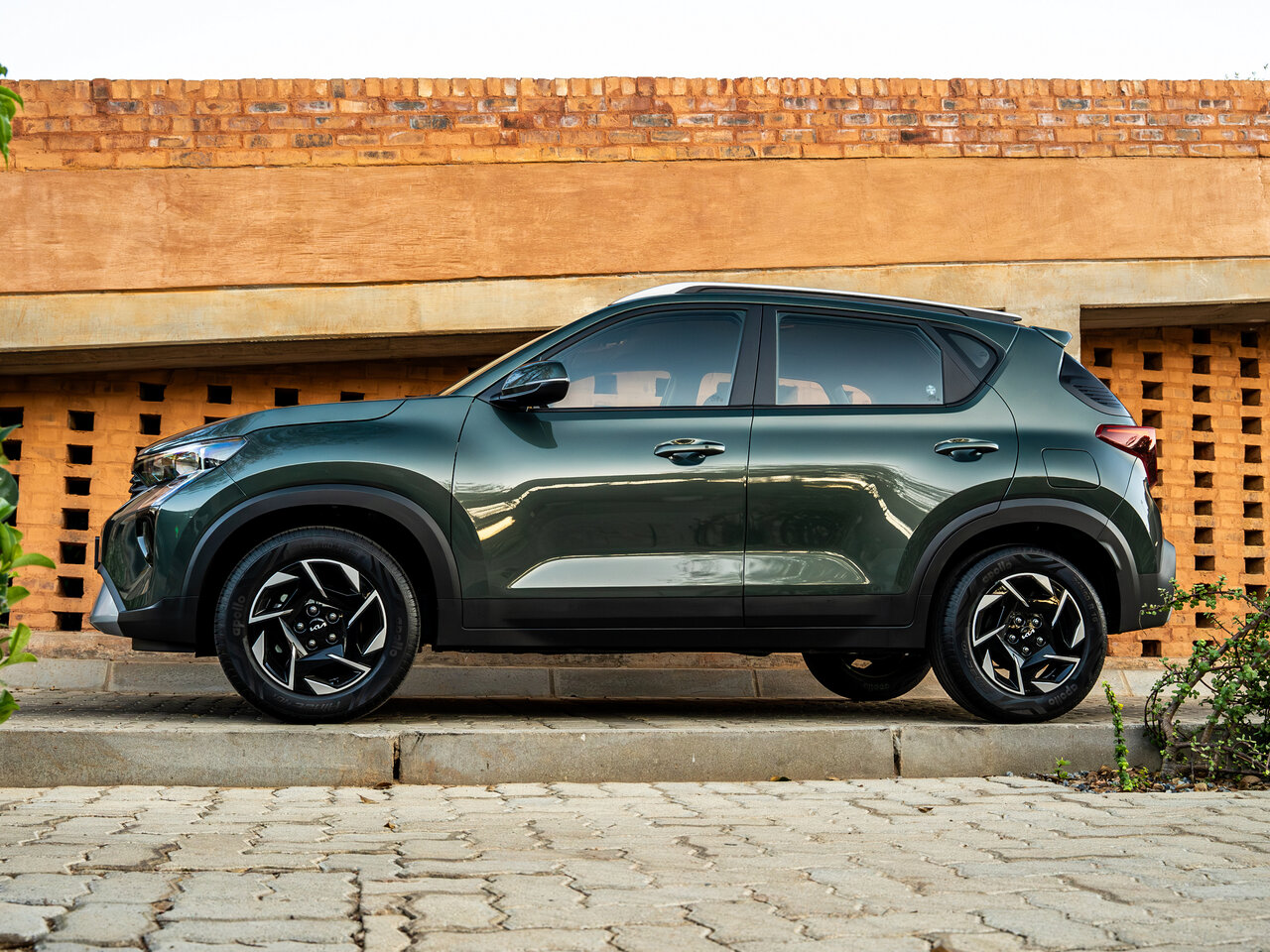 Сравнение Chevrolet Tracker и Kia Sonet по характеристикам, стоимости ...