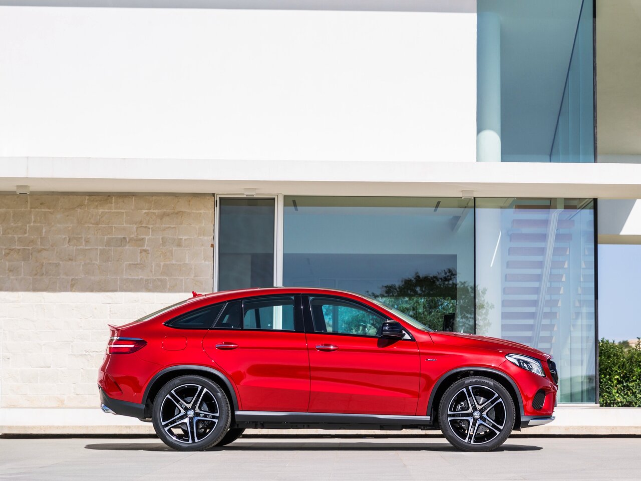Сравнение Luxeed R7 и Mercedes-Benz GLE Coupe 500 по характеристикам, стоимости покупки и ...