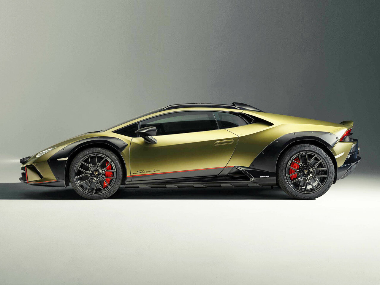 Сравнение Ferrari F80 и Lamborghini Huracán Sterrato по характеристикам ...