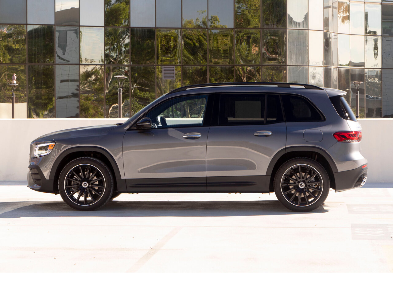 Сравнение Kia K4 и Mercedes-Benz GLB 220 по характеристикам, стоимости ...