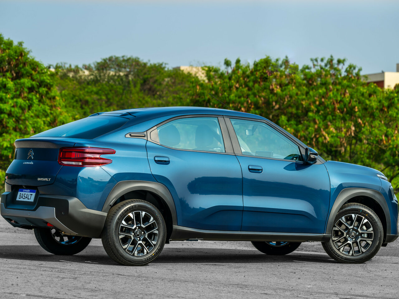 Сравнение Chevrolet Sonic и Citroen Basalt по характеристикам ...