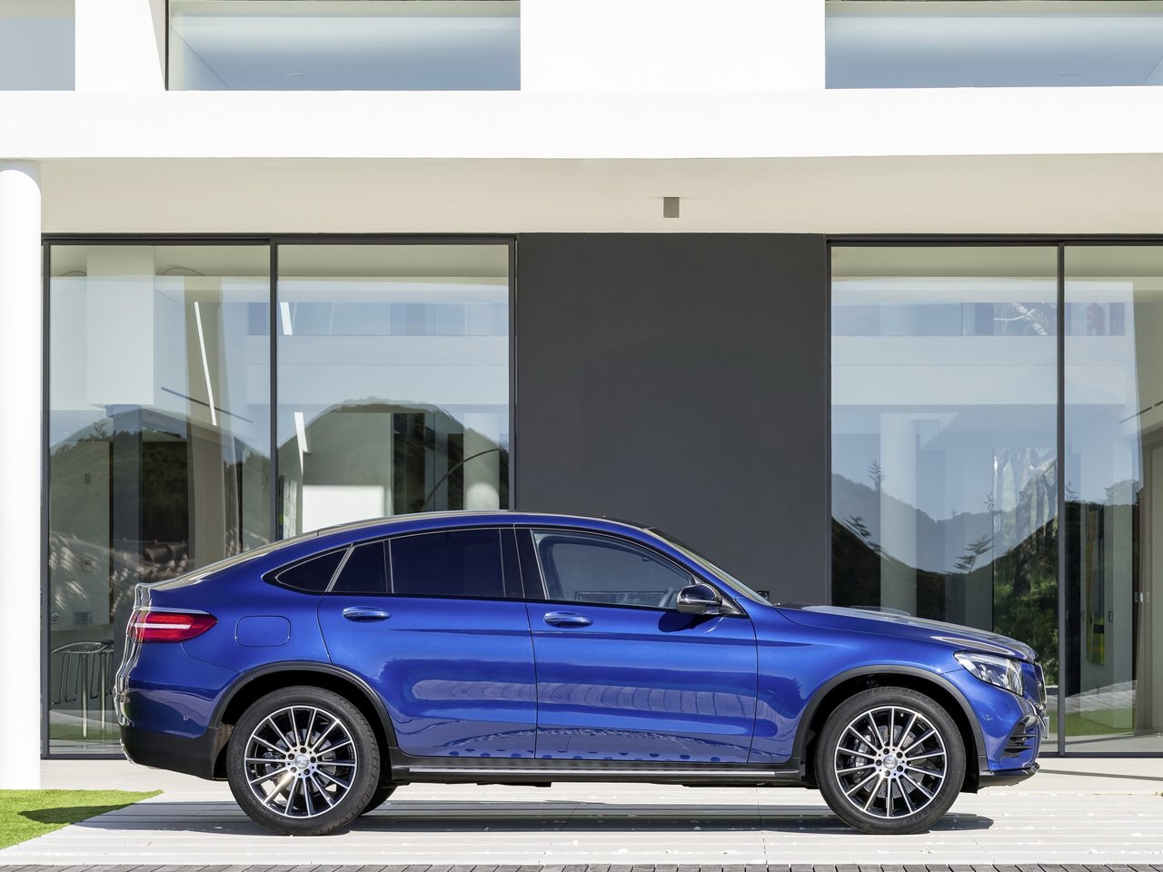 Сравнение Mercedes-Benz CLS 260 и Mercedes-Benz GLC Coupe 250 по ...