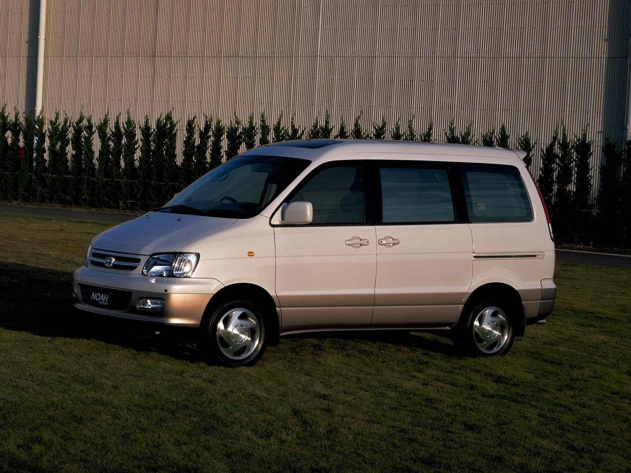 Сравнение Toyota Town Ace TownAce Noah и Volkswagen ID.Buzz LWB по ...