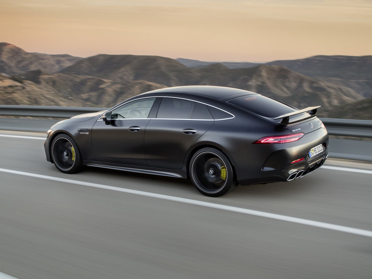 Сравнение Ferrari F80 и Mercedes-Benz AMG GT 4-Door Coupe по ...