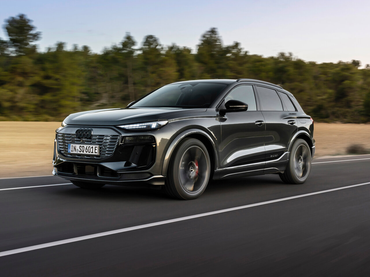 Сравнение Audi SQ6 e-tron и Porsche Panamera S E-Hybrid по ...