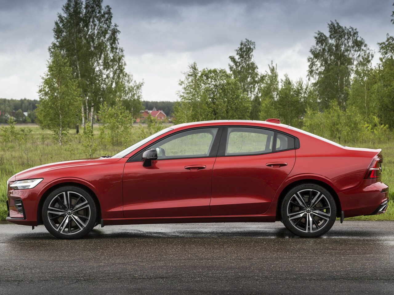 Сравнение Audi Q6 Sportback e-tron и Volvo S60 T8 Recharge по характеристикам, стоимости покупки ...