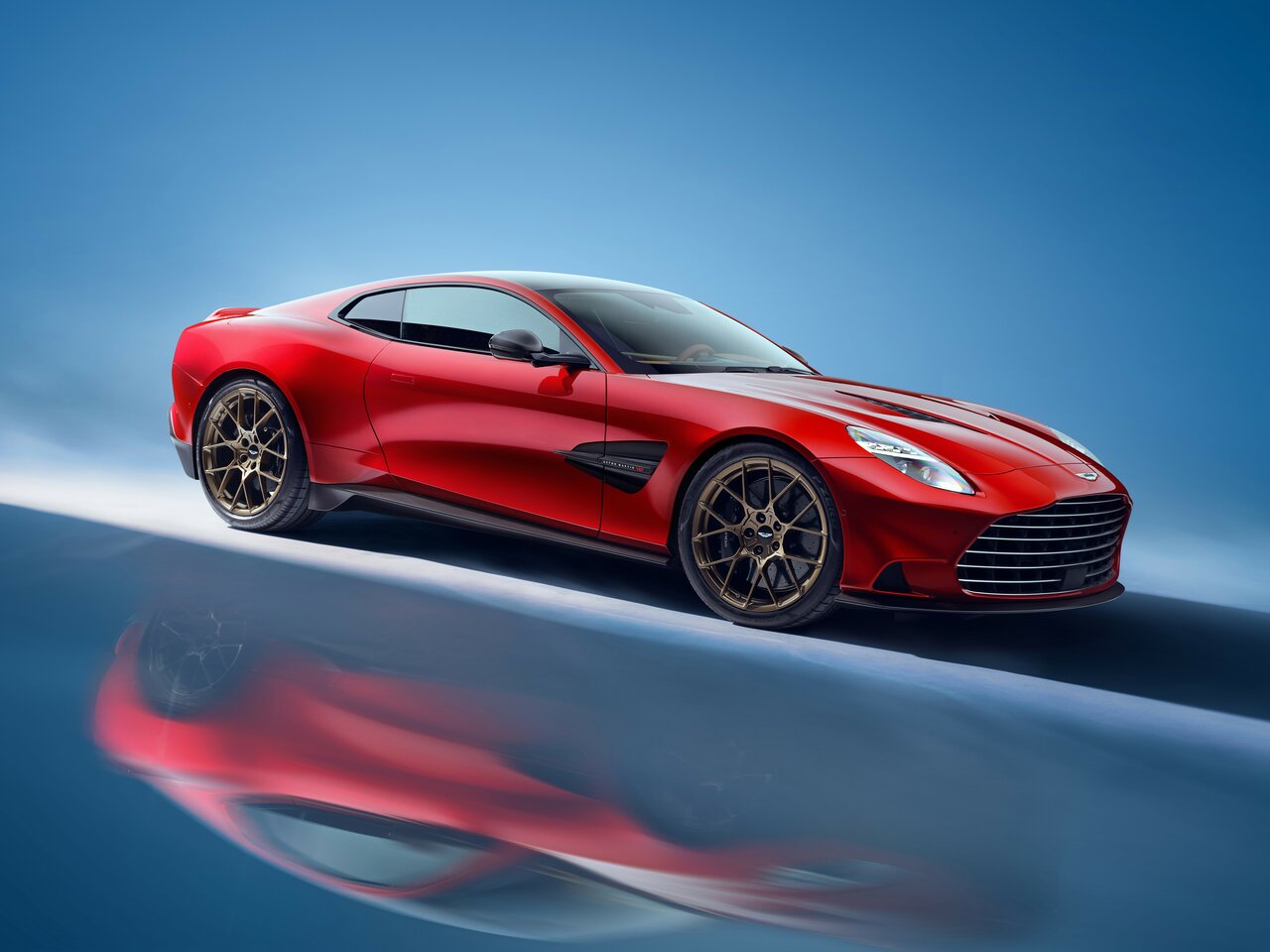Сравнение Aston Martin Vanquish и Brabus Rocket GTS по характеристикам ...