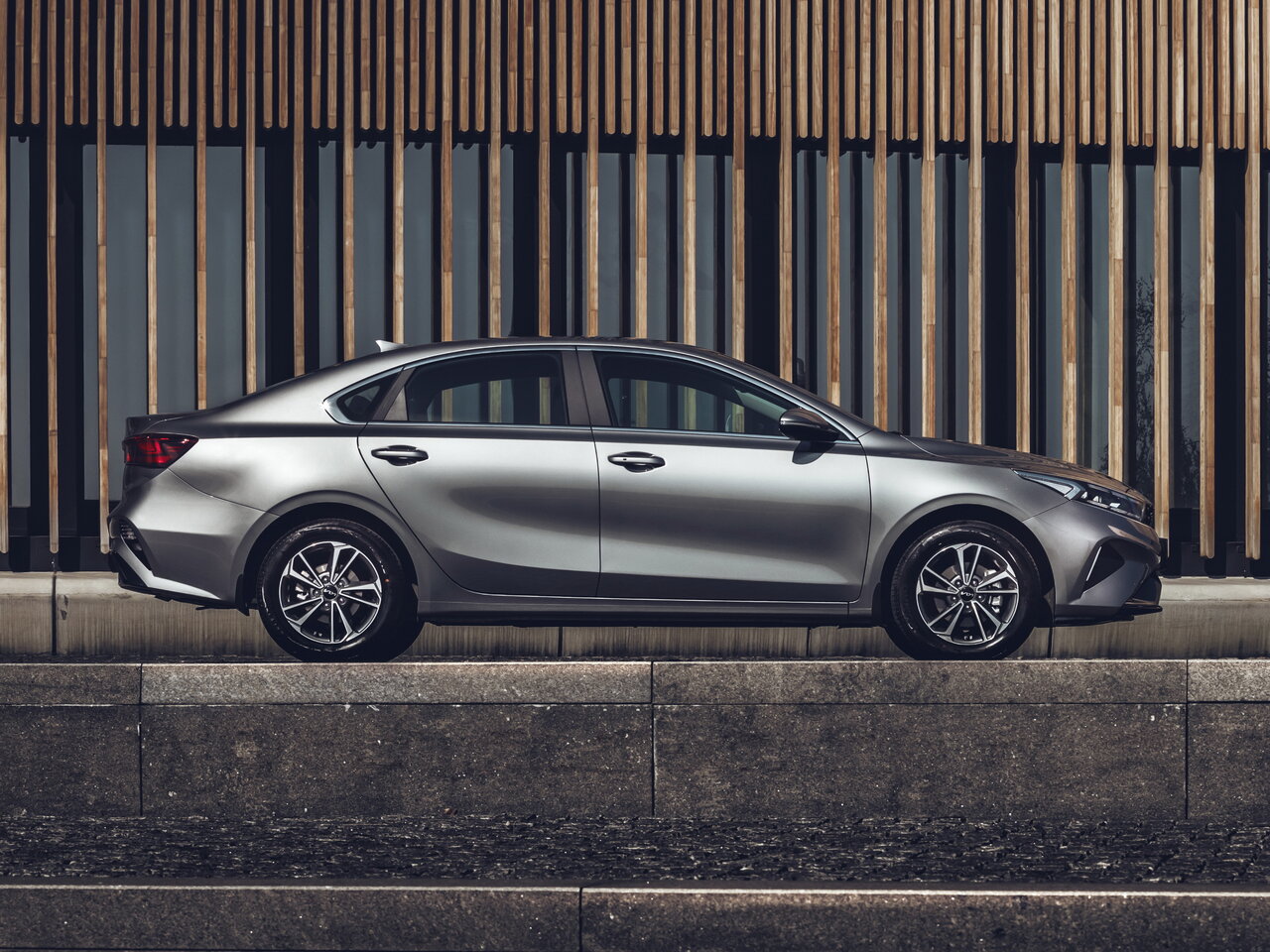 Сравнение Kia Cerato и Omoda C7 по характеристикам, стоимости покупки и ...