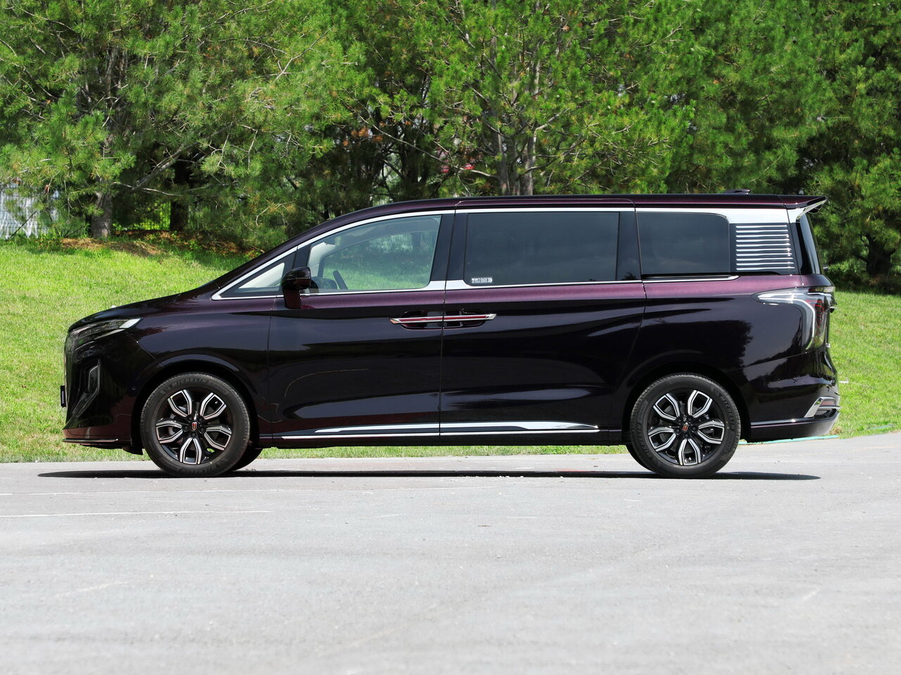 Сравнение Buick GL8 PHEV и Hongqi HQ9 по характеристикам, стоимости покупки и обслуживания. Что ...