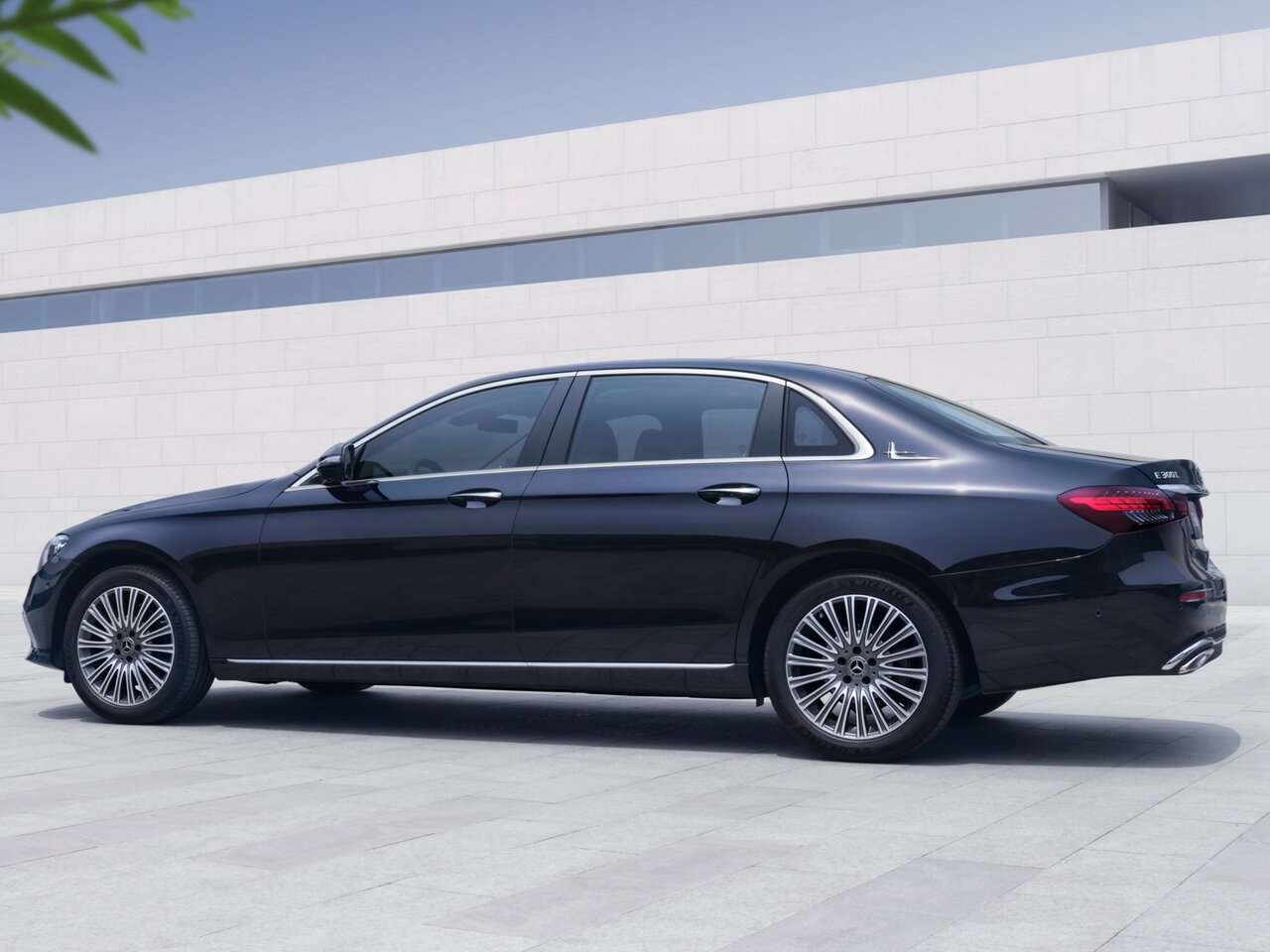 Сравнение LTI FX4 и Mercedes-Benz E-Класс 350 e L по характеристикам ...