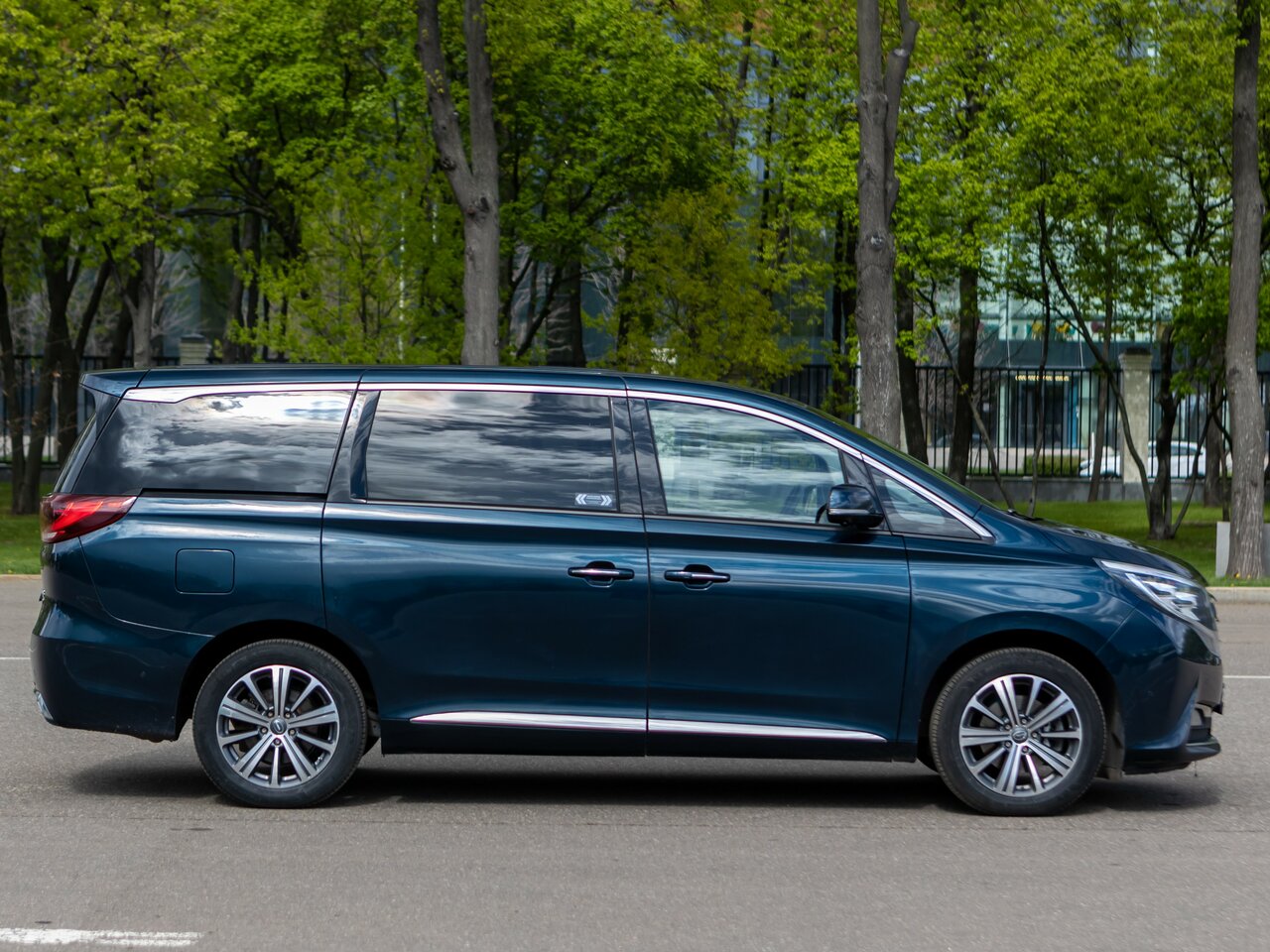 Сравнение Buick GL8 PHEV и GAC GN8 по характеристикам, стоимости ...