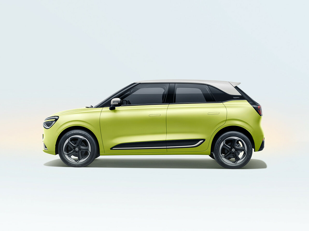 Сравнение Changan Benben E-Star и Dongfeng Box по характеристикам, стоимости покупки и ...